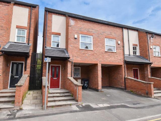 4 bedroom semi detached house to rent
