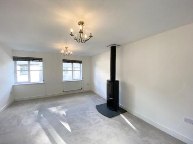 4 bedroom semi detached house to rent