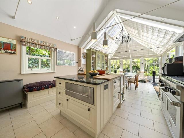 5 bedroom semi detached house to rent