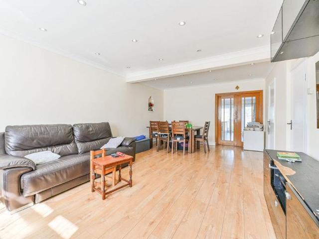 4 bedroom semi detached house to rent