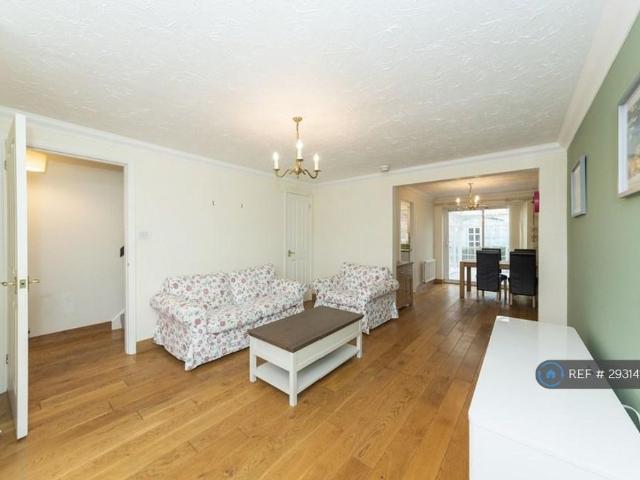 4 bedroom semi detached house to rent