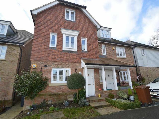 4 bedroom semi detached house to rent