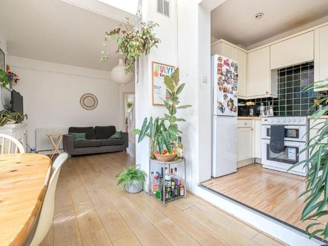 4 bedroom semi detached house to rent