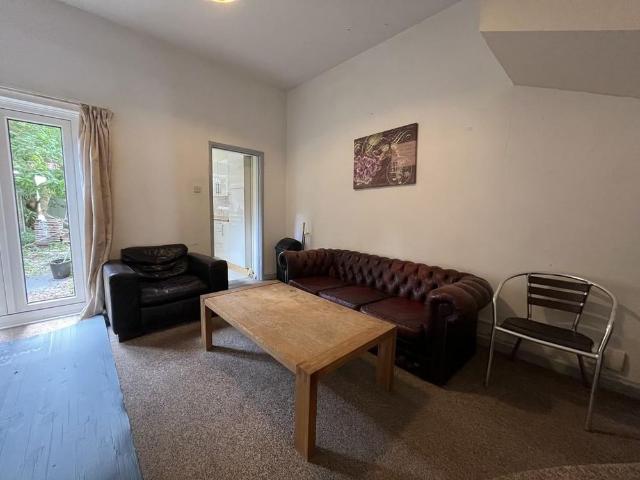 4 bedroom semi detached house to rent
