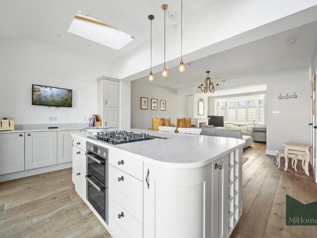 4 bedroom semi detached house to rent