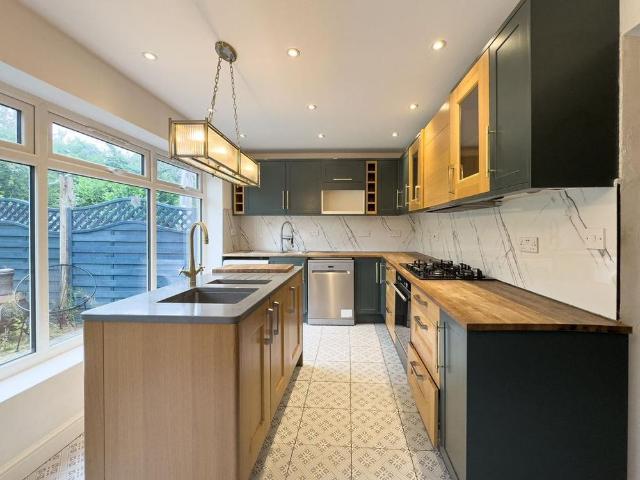 4 bedroom semi detached house to rent
