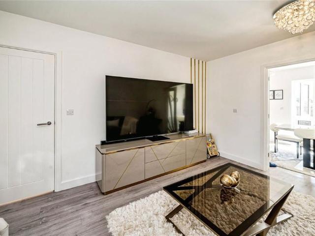 4 bedroom semi detached house to rent