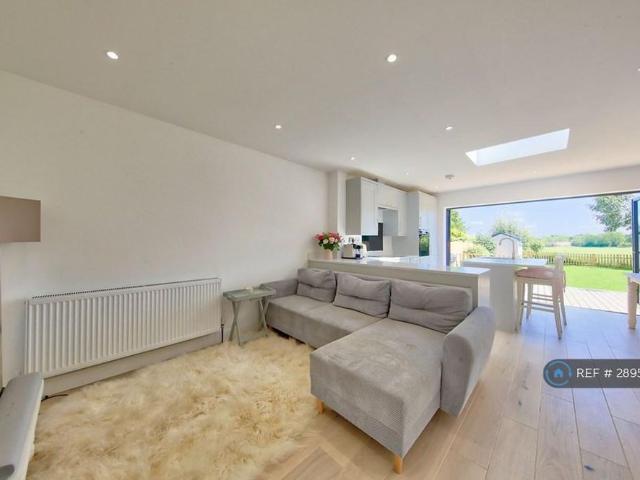 4 bedroom semi detached house to rent