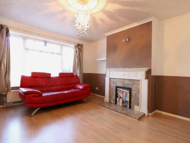 4 bedroom semi detached house to rent