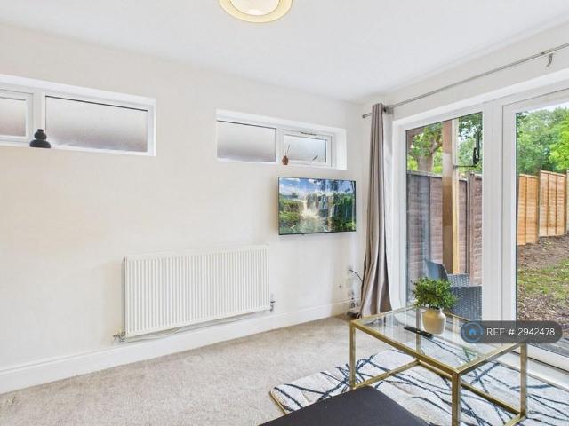 4 bedroom semi detached house to rent