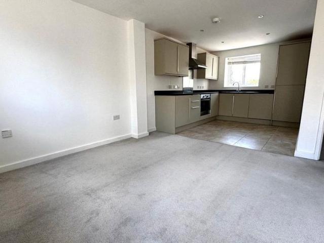 4 bedroom semi detached house to rent