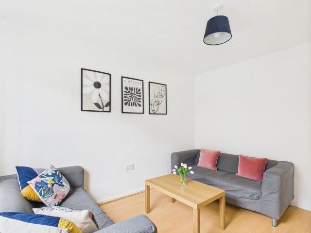 4 bedroom semi detached house to rent