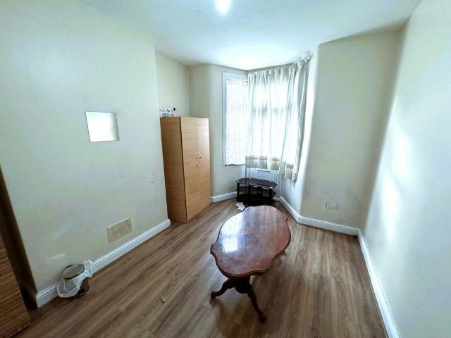4 bedroom semi detached house to rent