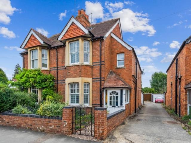 4 bedroom semi detached house to rent