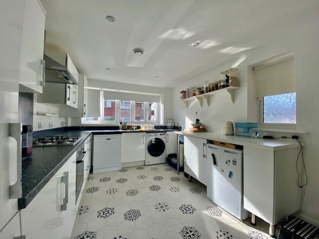 4 bedroom semi detached house to rent
