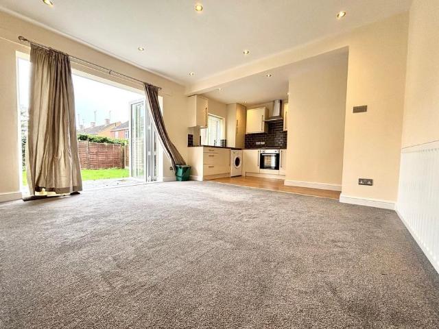 4 bedroom semi detached house to rent