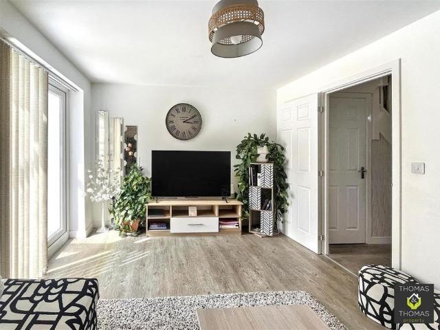 4 bedroom semi detached house to rent