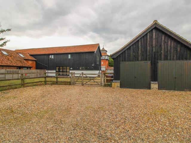 4 bedroom semi detached house to rent