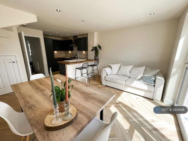 4 bedroom semi detached house to rent