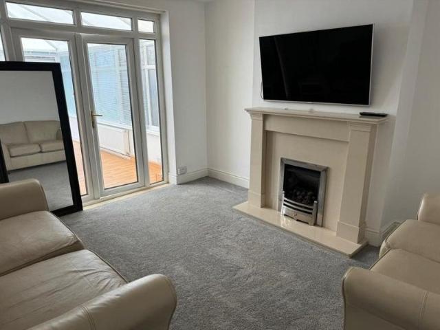 4 bedroom semi detached house to rent