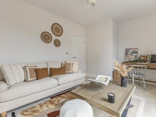 4 bedroom semi detached house to rent