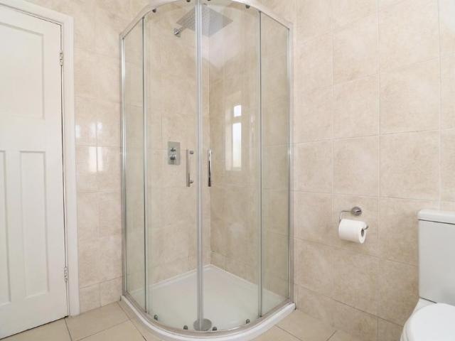 4 bedroom semi detached house to rent