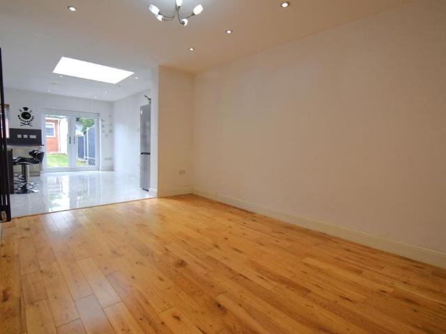 4 bedroom semi detached house to rent