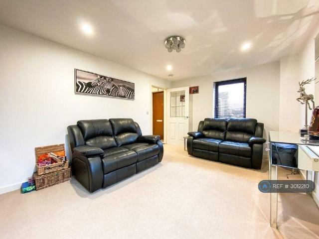 4 bedroom semi detached house to rent