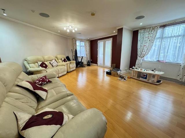 4 bedroom semi detached house to rent