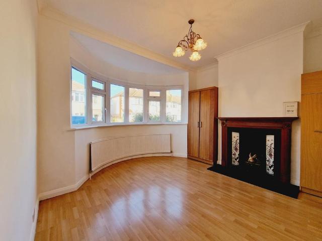4 bedroom semi detached house to rent