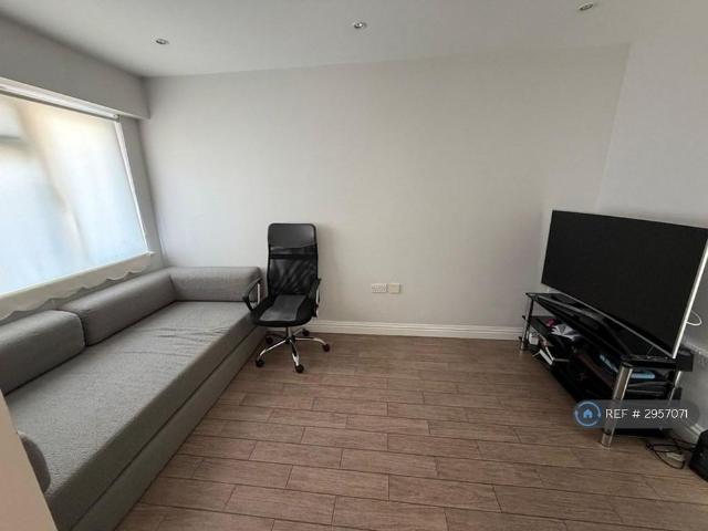 4 bedroom semi detached house to rent