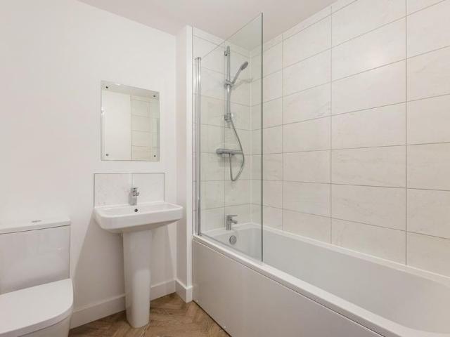 4 bedroom semi detached house to rent