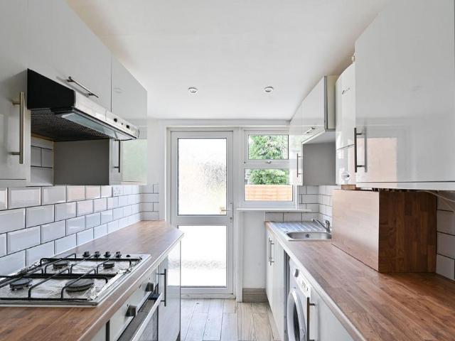 4 bedroom semi detached house to rent