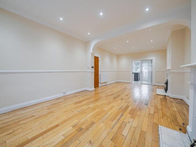 4 bedroom semi detached house to rent