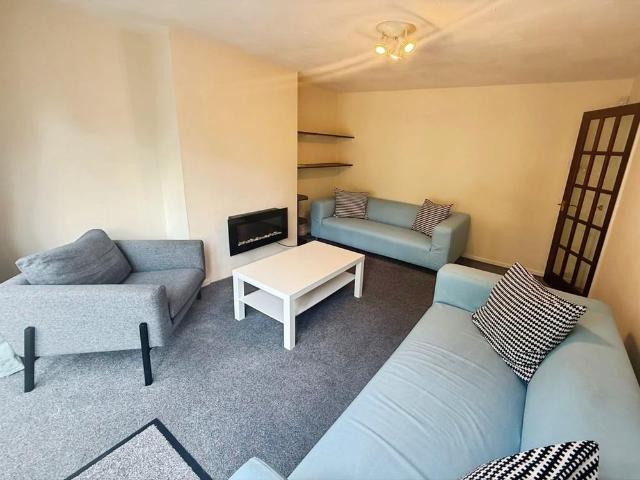 4 bedroom semi detached house to rent