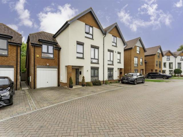 5 bedroom semi detached house to rent