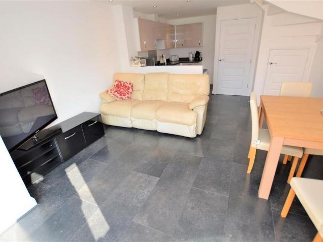 4 bedroom semi detached house to rent