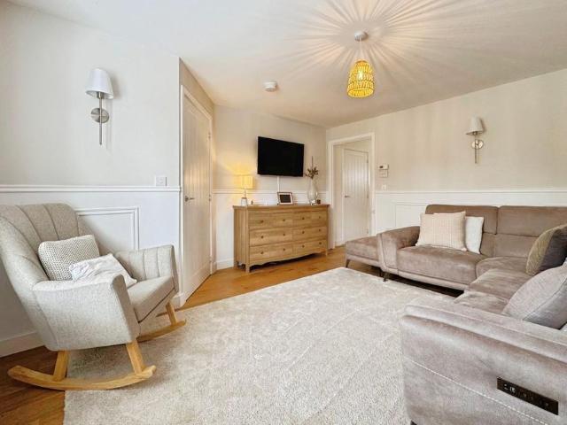 4 bedroom semi detached house to rent