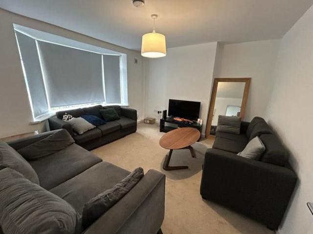 4 bedroom semi detached house to rent