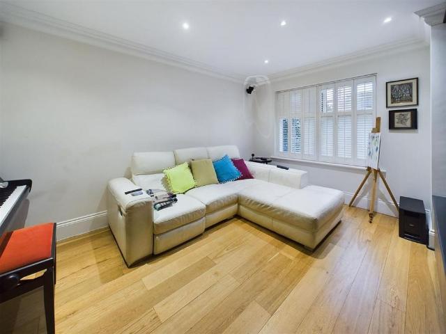 4 bedroom semi detached house to rent