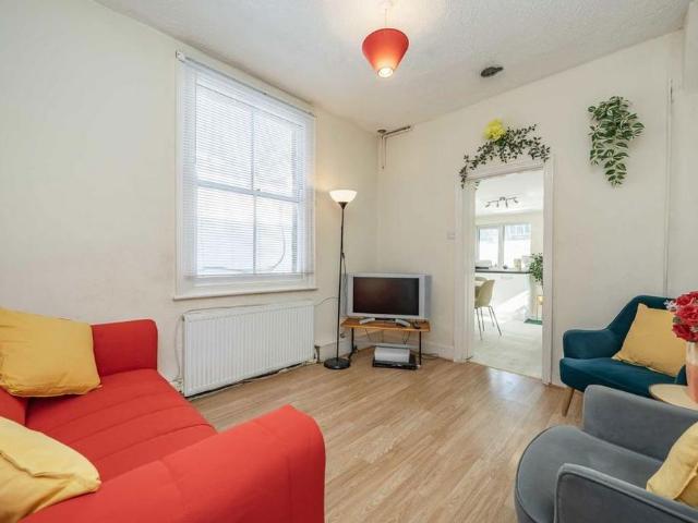 4 bedroom semi detached house to rent