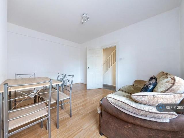 4 bedroom semi detached house to rent