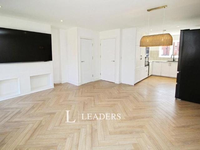 4 bedroom semi detached house to rent