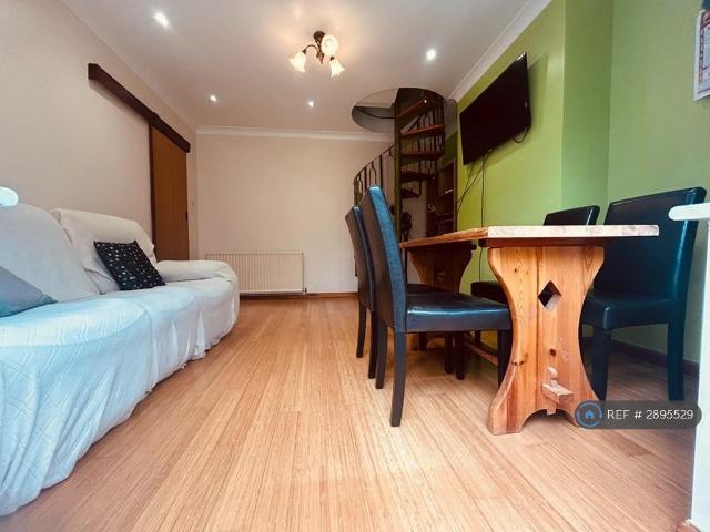4 bedroom semi detached house to rent