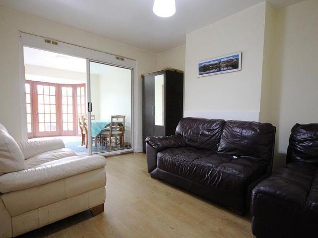 4 bedroom semi detached house to rent