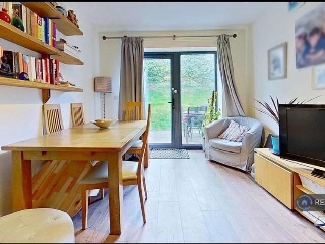 4 bedroom semi detached house to rent