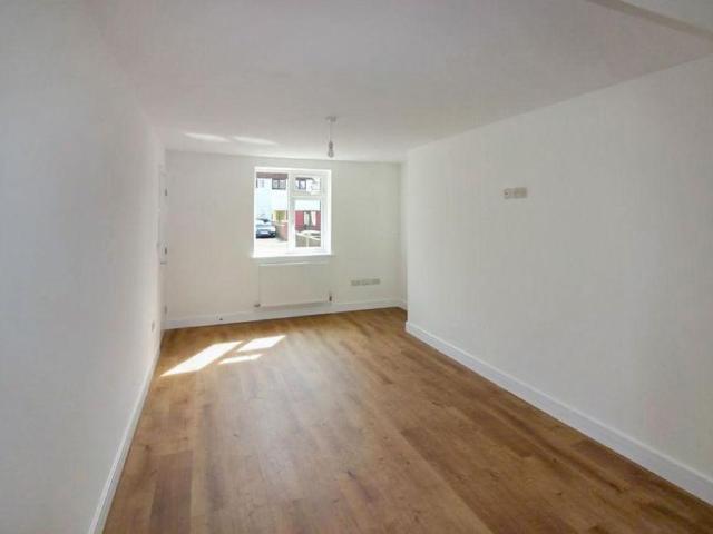 4 bedroom semi detached house to rent