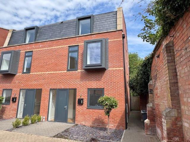 4 bedroom semi detached house to rent