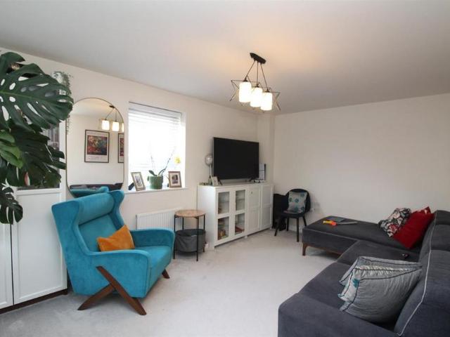 4 bedroom semi detached house to rent