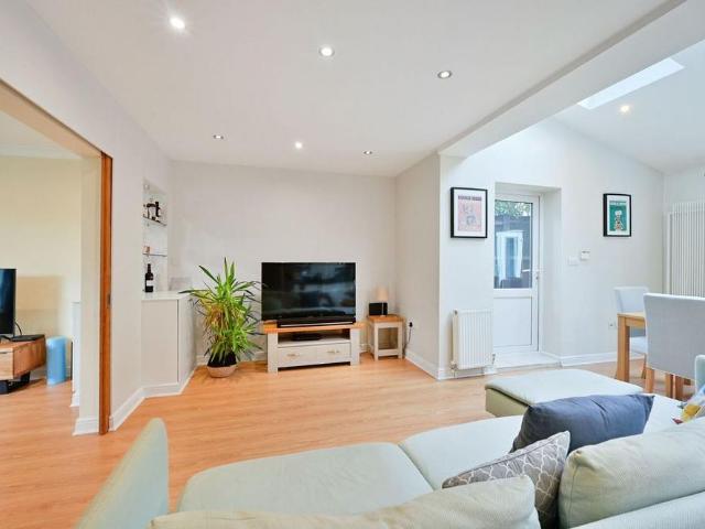 4 bedroom semi detached house to rent